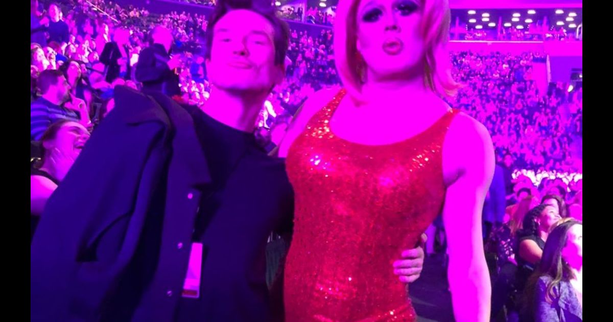 Pepe Munoz pose avec une drag queen lors du concert de Céline Dion à ...