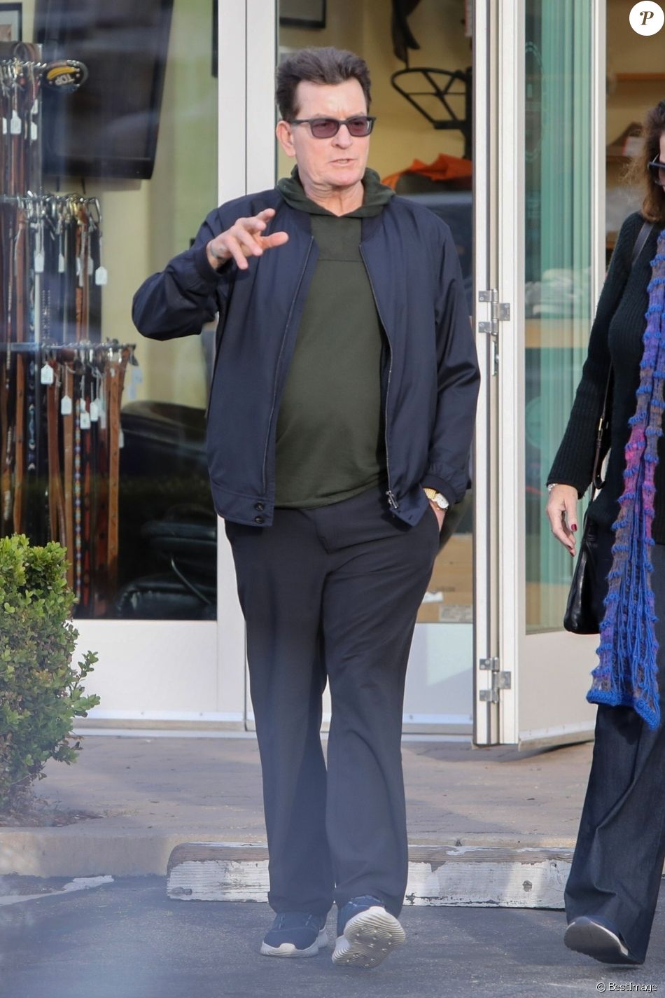 Exclusif - Charlie Sheen fait du shopping chez European Shoe Repair à ...