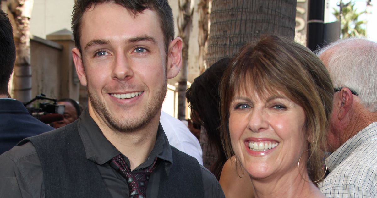 Sean Thomas Harmon et Pam Dawber, l'un des deux fils et l'épouse de Mark Harmon, lors de l ...