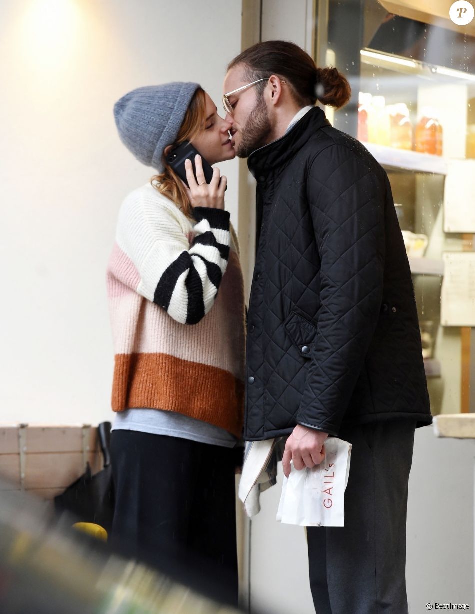 Exclusif - Emma Watson embrasse passionnément un mystérieux inconnu ...