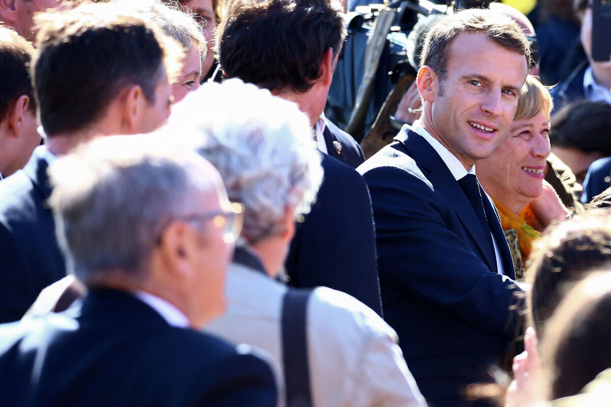 Photo : Le président Emmanuel Macron dépose une gerbe sur la tombe du ...