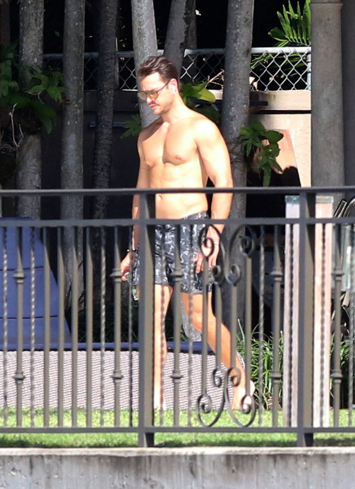 Photo : Thomas Bates, le nouveau mari d'Orianne Cevey, torse nu dans la ...