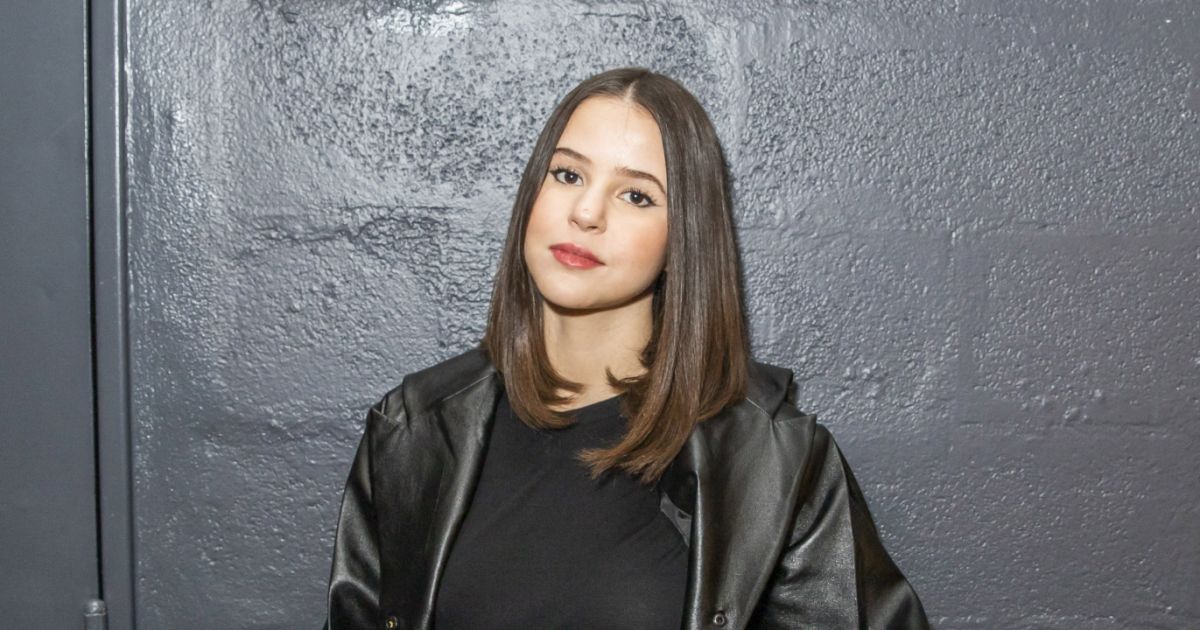 Marina Kaye : Décolletée en "robe du dimanche", la chanteuse s'active ...