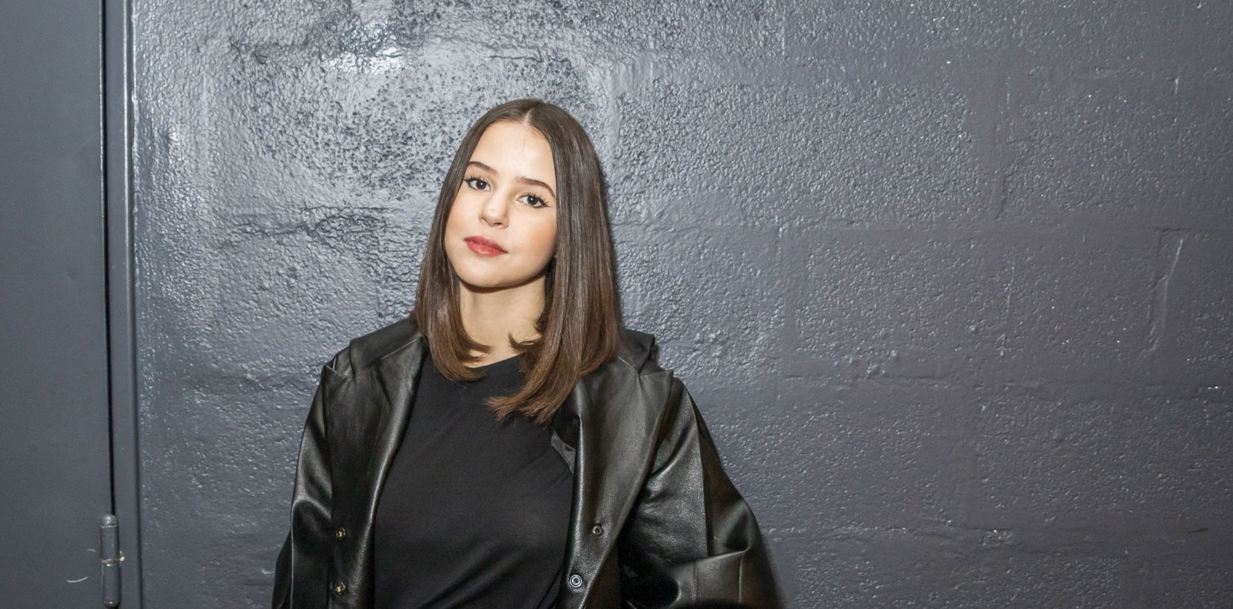 Marina Kaye : Décolletée en "robe du dimanche", la chanteuse s'active ...