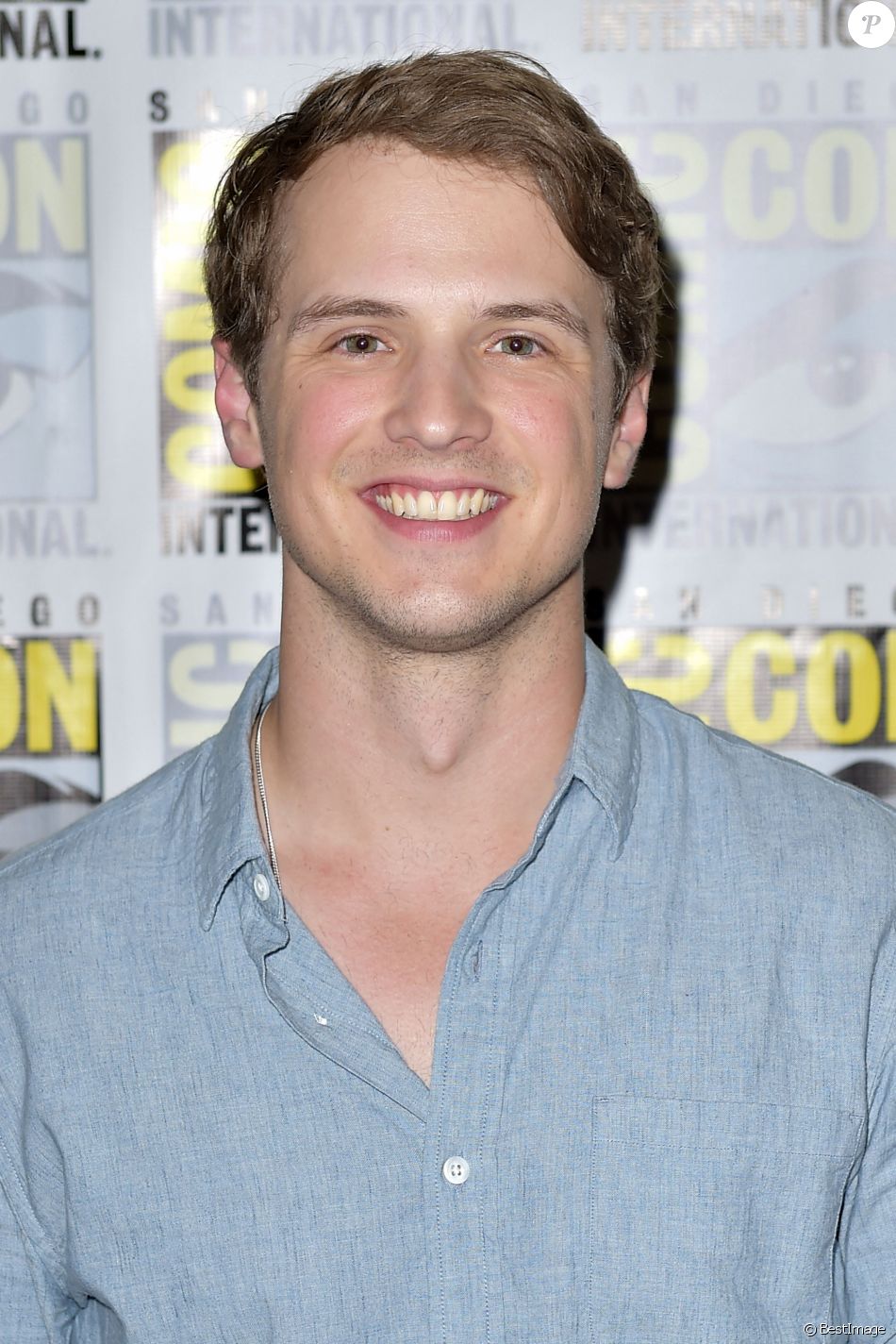 Freddie Stroma - Photocall de la série Time after Time lors du Comic ...