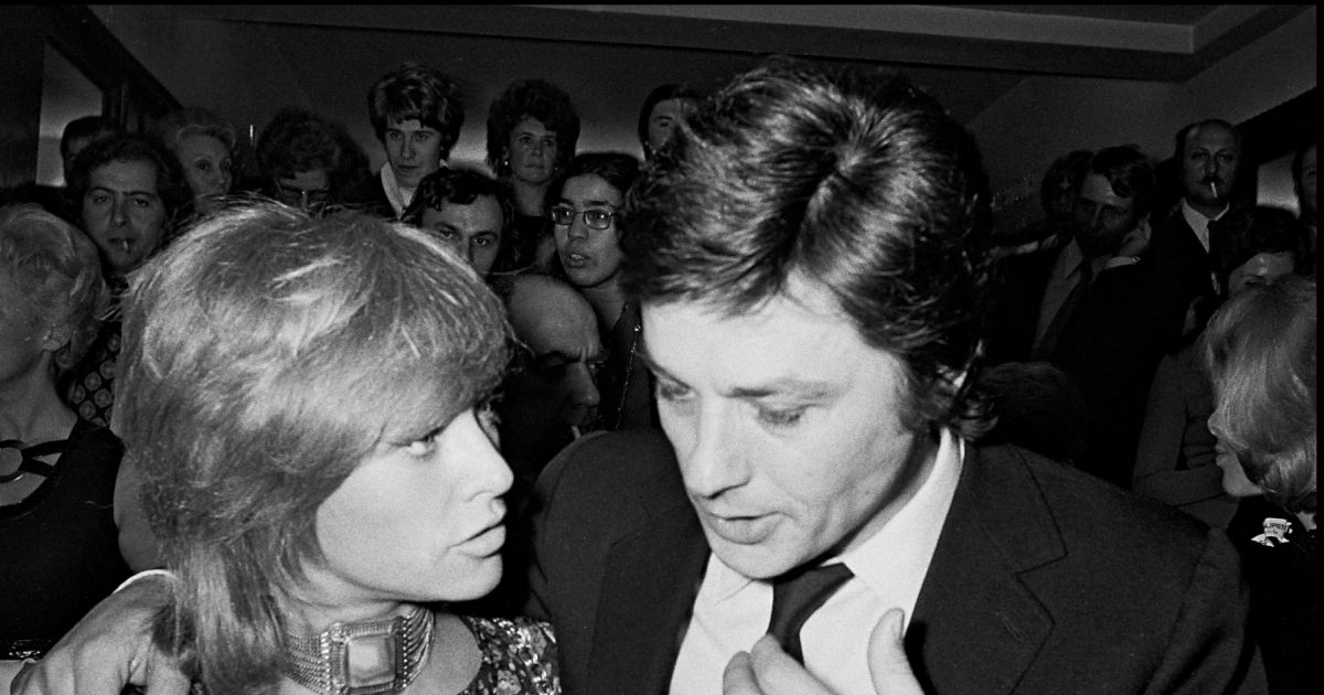 Nathalie et Alain Delon à Paris en 1971 à la première du film Doucement ...