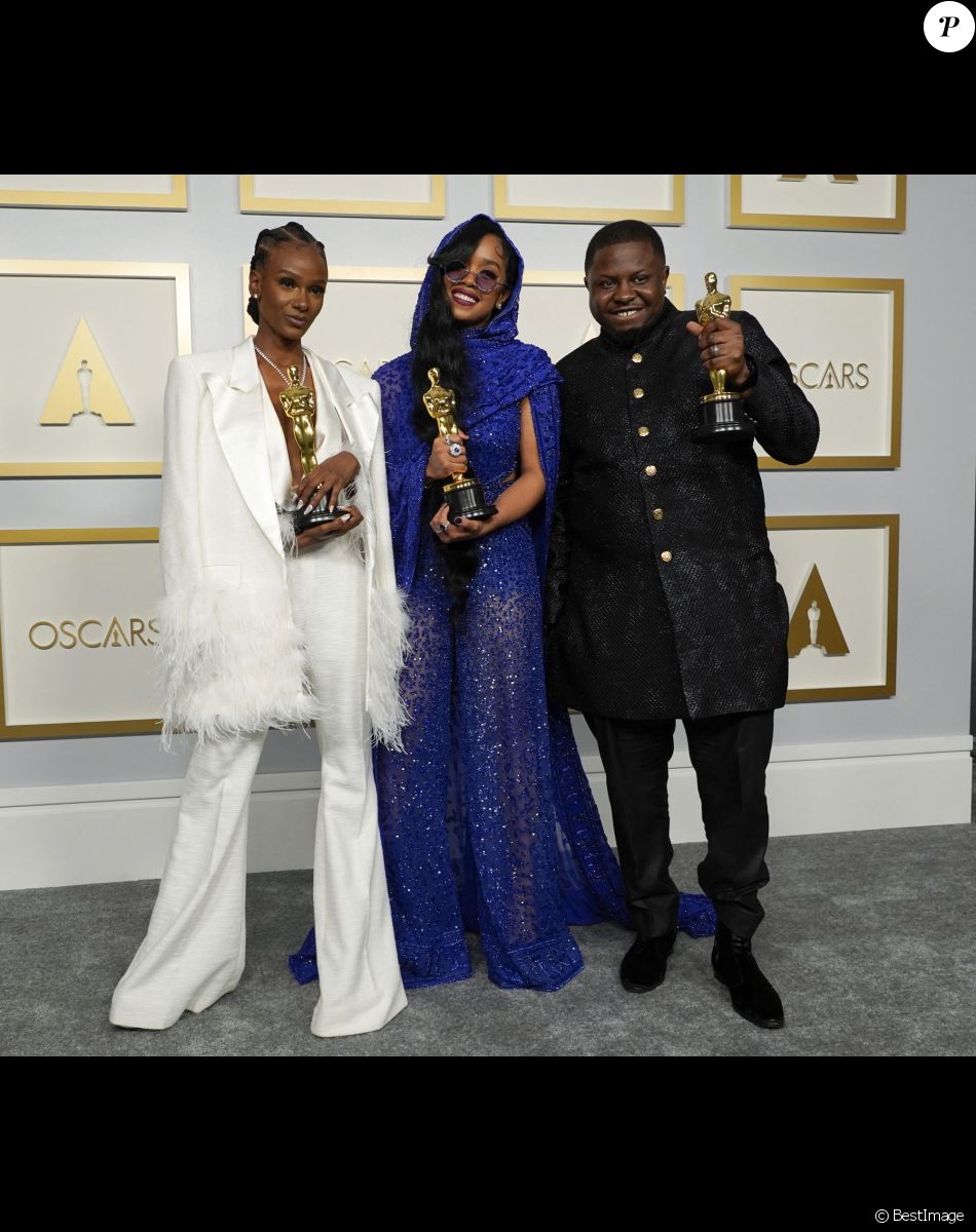 Oscars 2021 : Margot Robbie, Reese Witherspoon, Laura Pausini... les ...