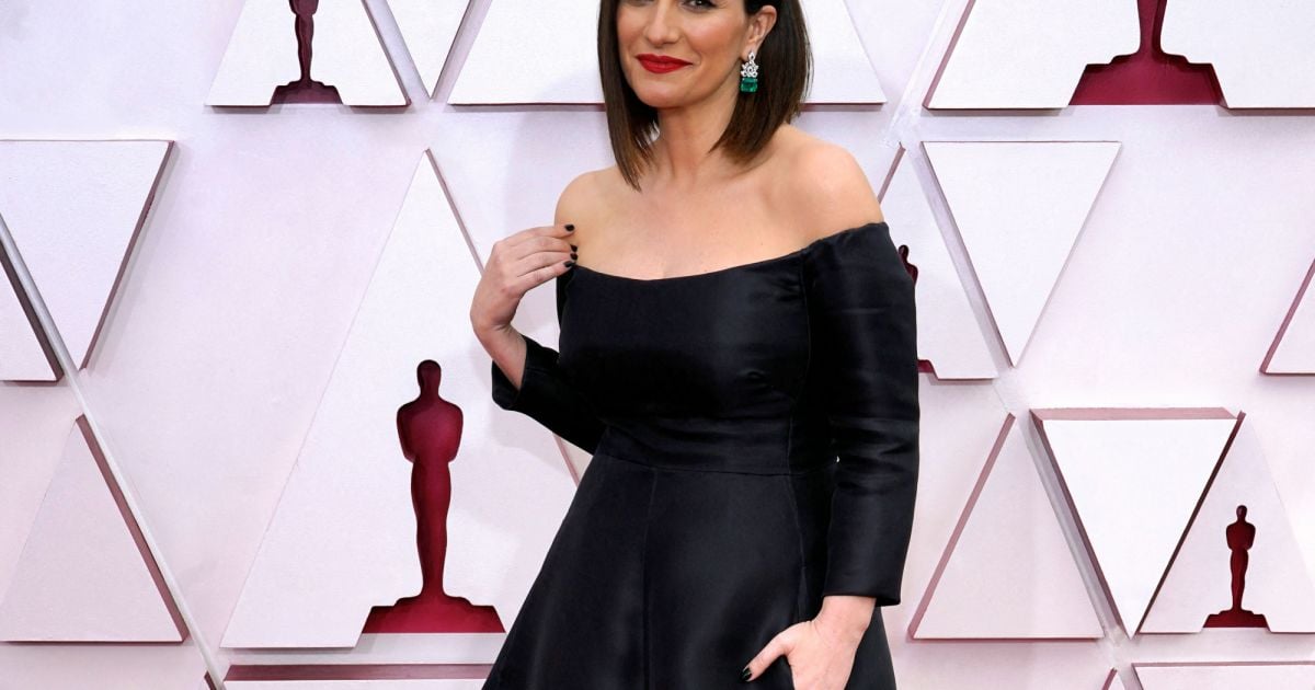 La chanteuse Laura Pausini, habillée d'une robe noire Valentino et de ...