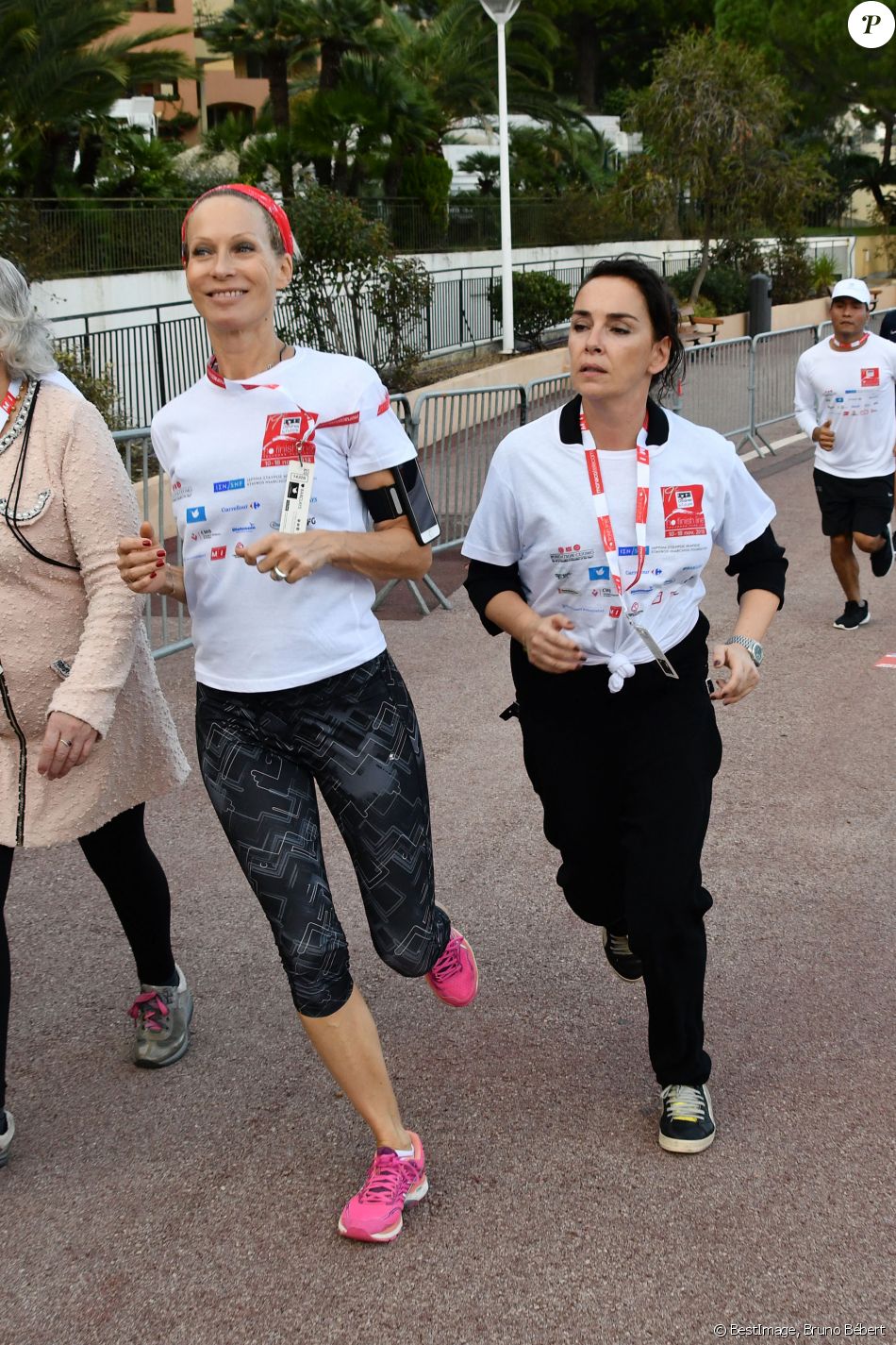 Rebecca Hampton et Stéphanie Paréja, les deux actrices de la série Plus ...