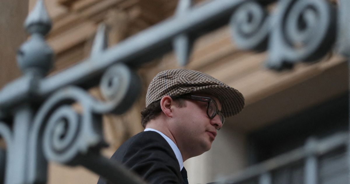 Simon Bowes Lyon, comte de Strathmore, cousin de la reine Elizabeth II ...