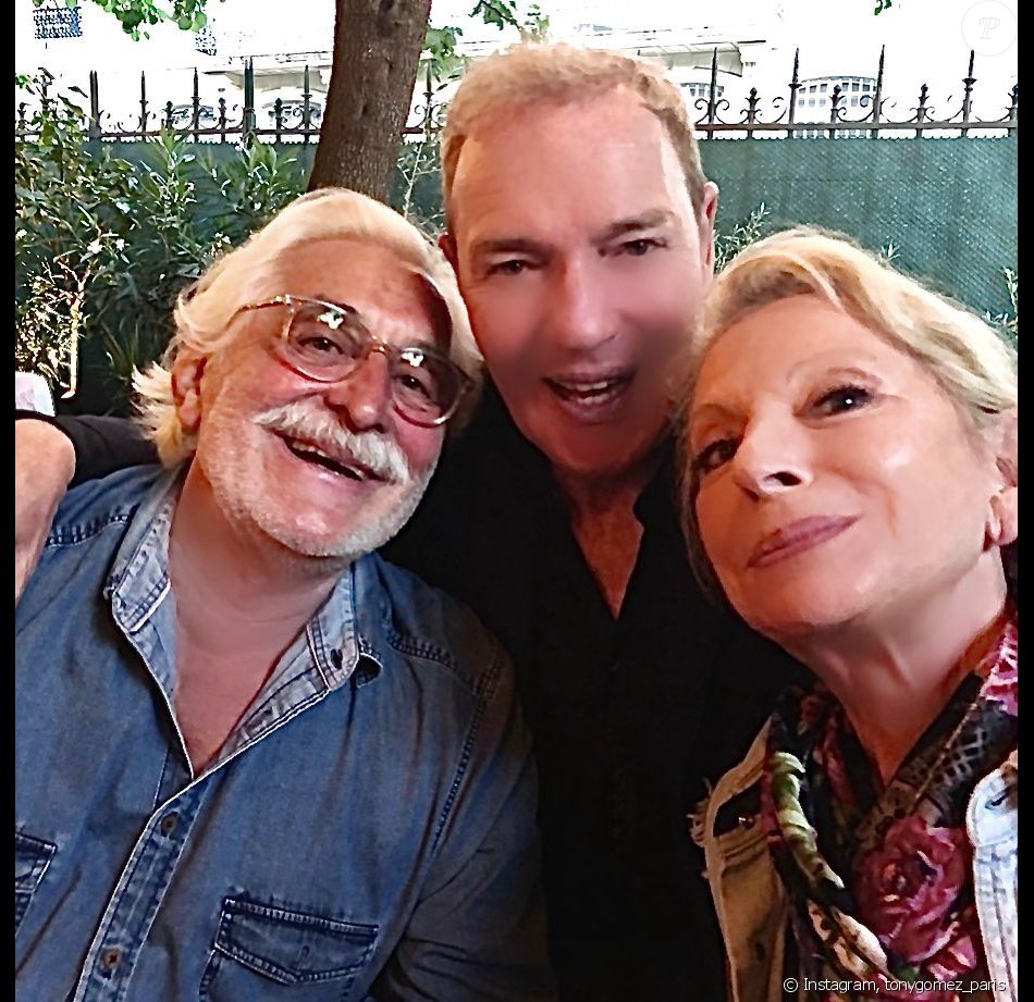 Tony Gomez pose avec Véronique Sanson et son compagnon Christian, à ...