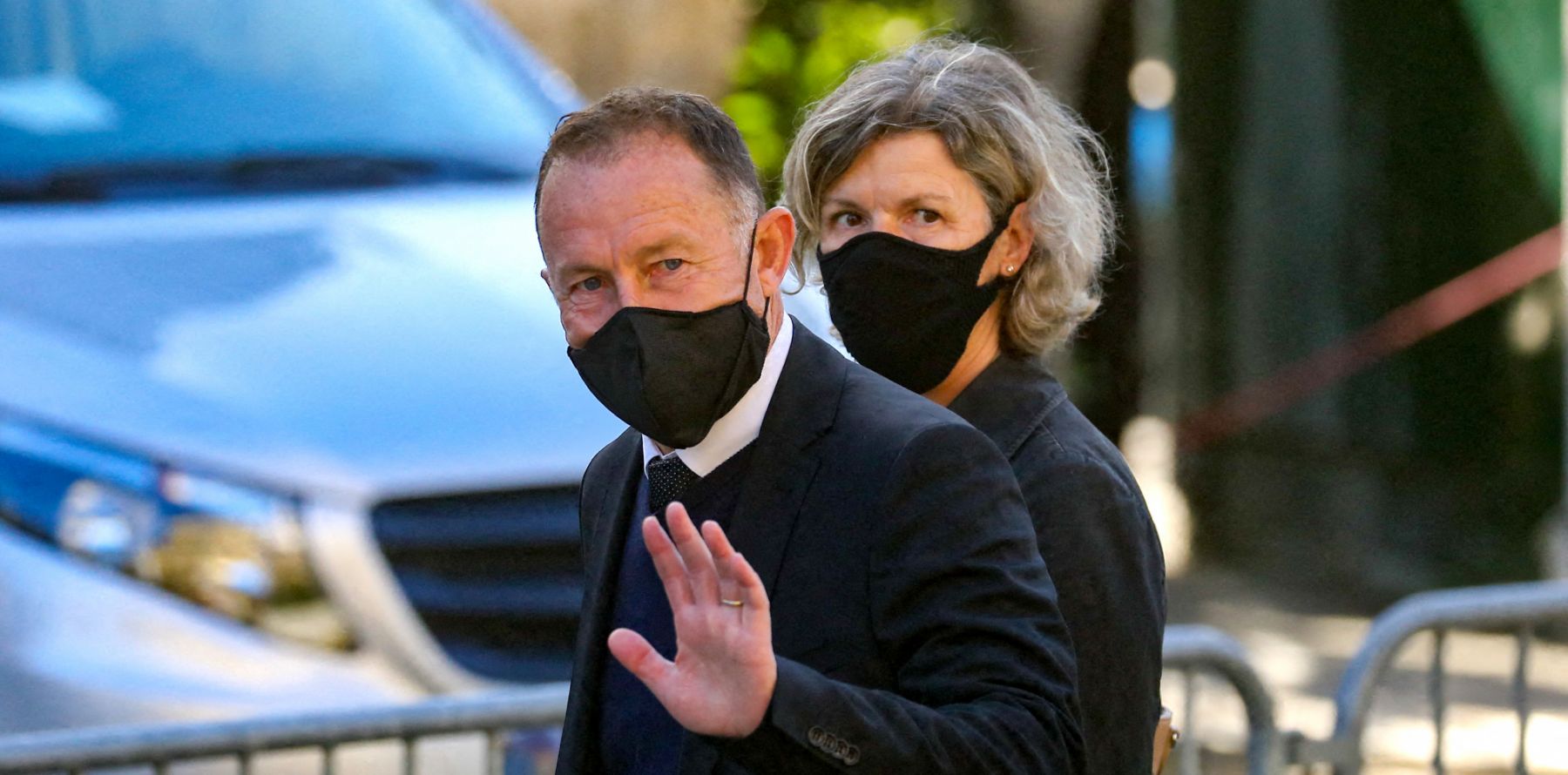 Messe hommage à Bernard Tapie : Jean-Pierre Papin les yeux rougis, sa ...