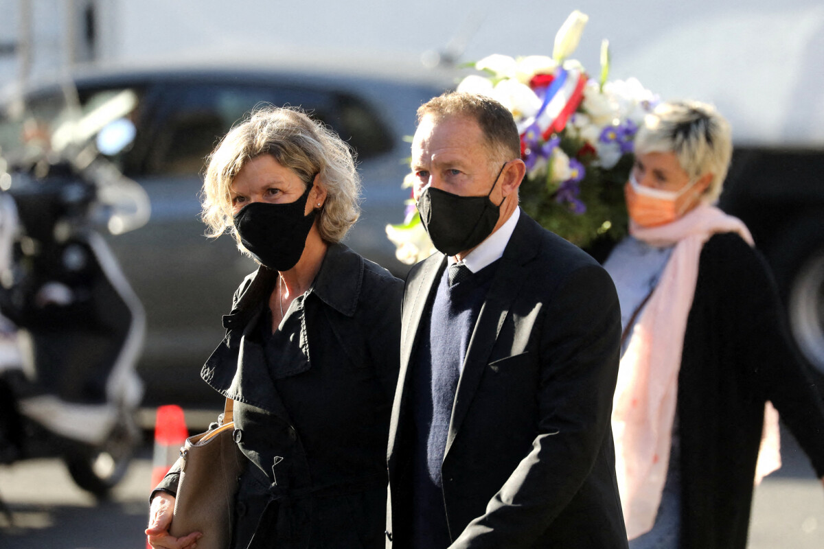 Photo : Jean-Pierre Papin et sa femme Florence - Arrivées à la messe ...