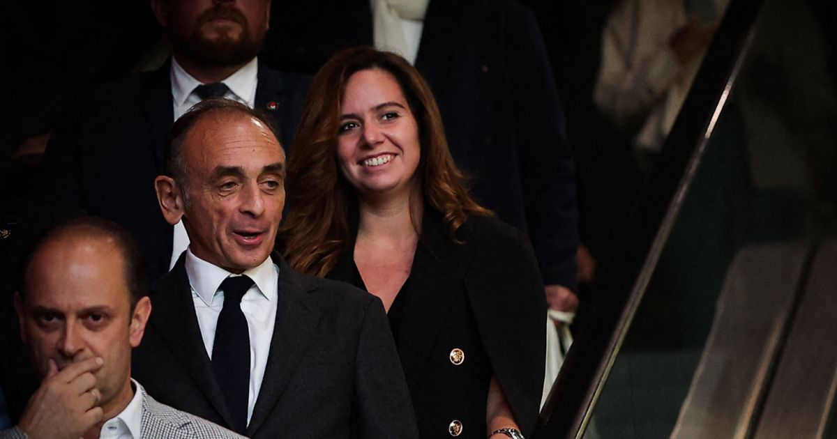 Eric Zemmour et sa conseillère Sarah Knafo très souriants arrivant à ... Eric Zemmour et sa conseillère Sarah Knafo très souriants arrivant à ...