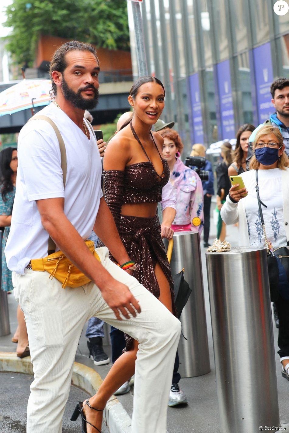 Lais Ribeiro et son compagnon Joakim Noah arrivent à la soirée Revolve ...