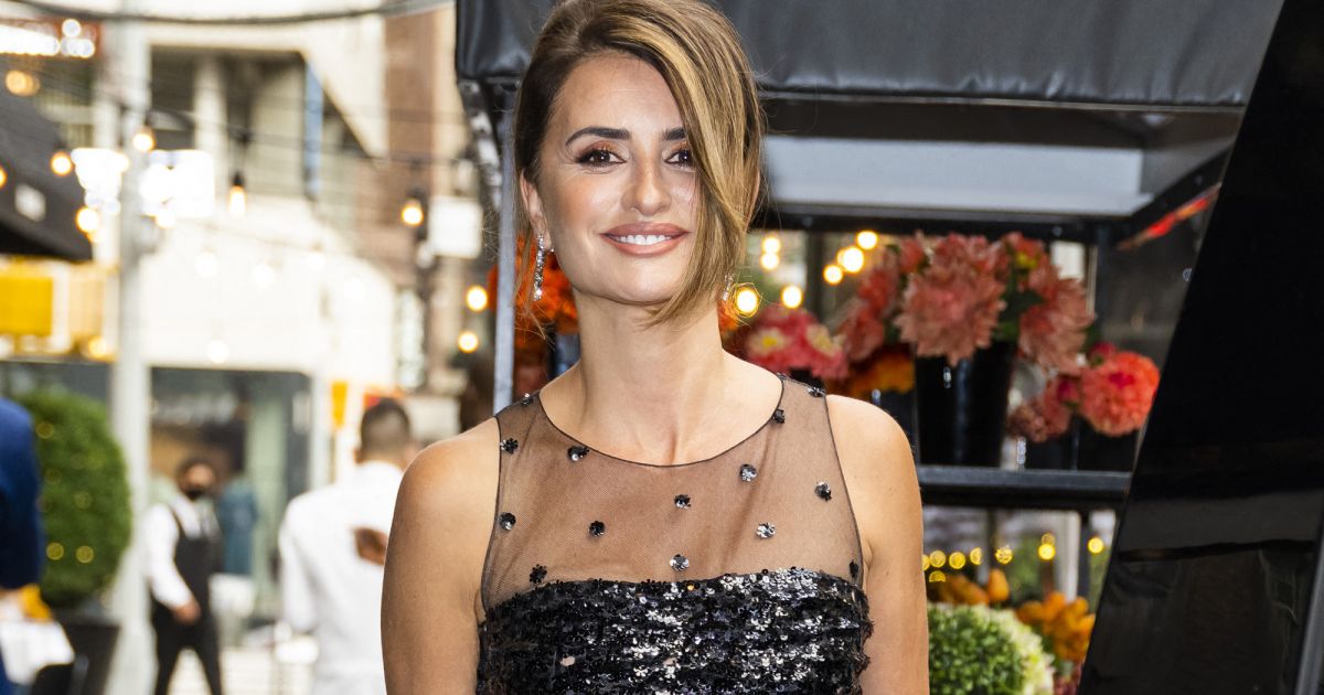 Penelope Cruz aperçue en robe de soirée dans les rues de New York, le 8 ...