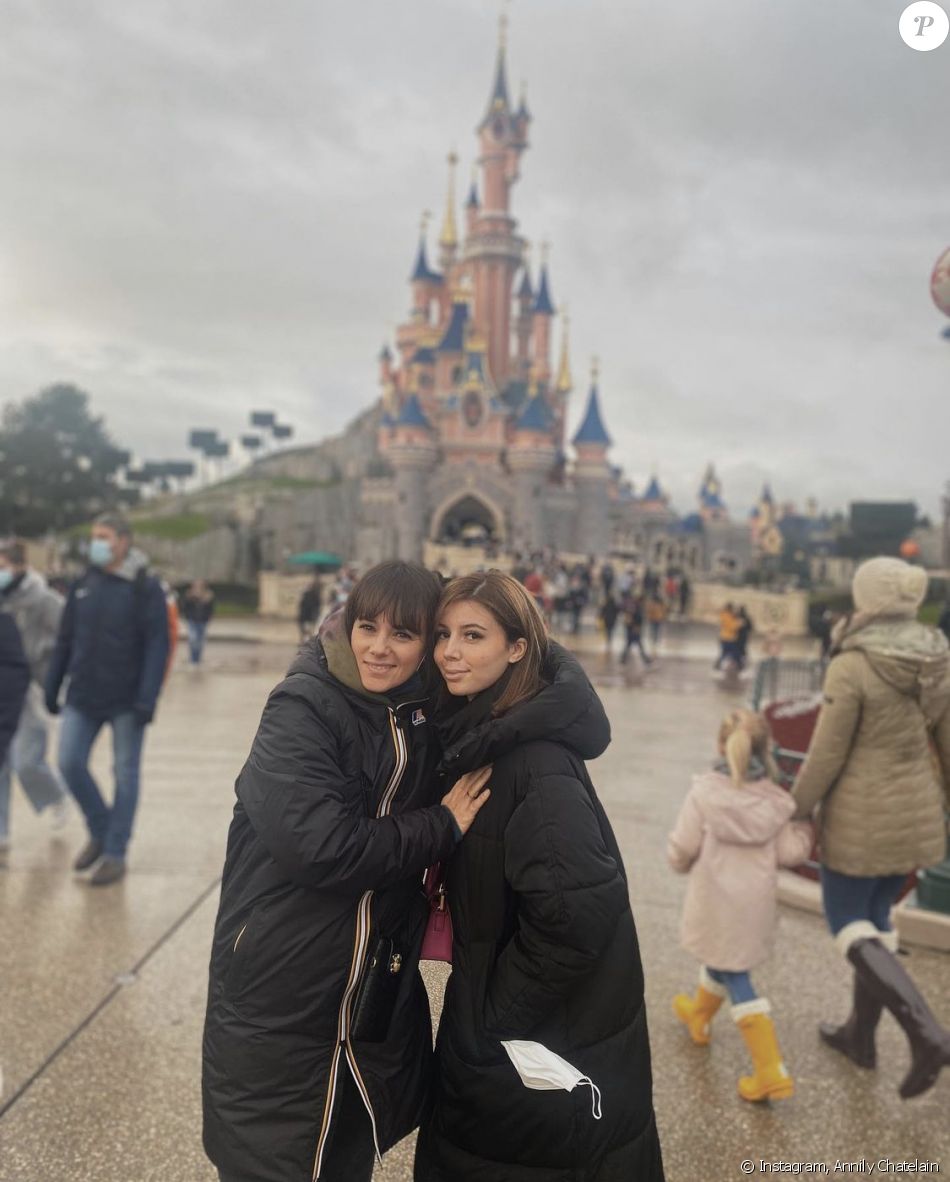 Alizée a emmené ses filles Annily et Maggy à Disneyland Paris. Décembre ...