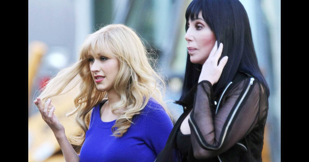 La belle Christina Aguilera très très courte et Cher très refaite ...