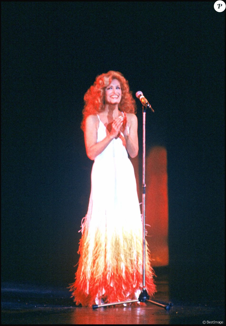 Dalida sur la scène du palais des sports pour la générale de la tournée ...