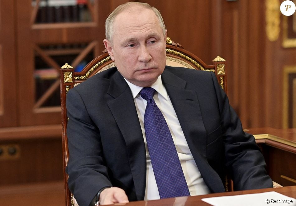 Le président russe Vladimir Poutine et le gouverneur de Saint ...