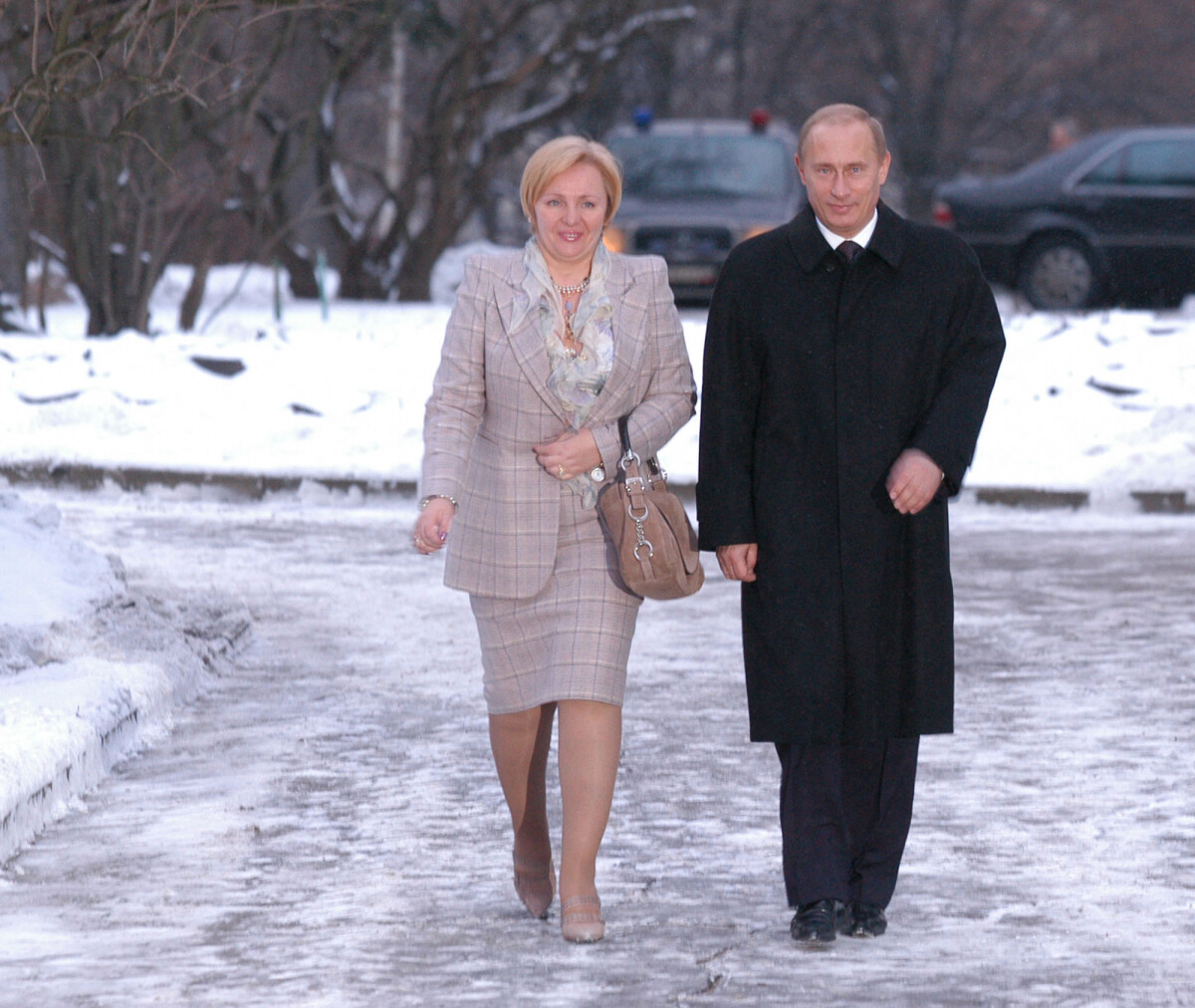Photo : Vladimir Poutine et son épouse de l'époque Lioudmila, allant ...