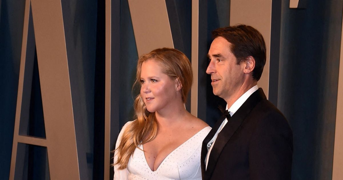 Amy Schumer et Chris Fischer au photocall de la soirée Vanity Fair lors ...