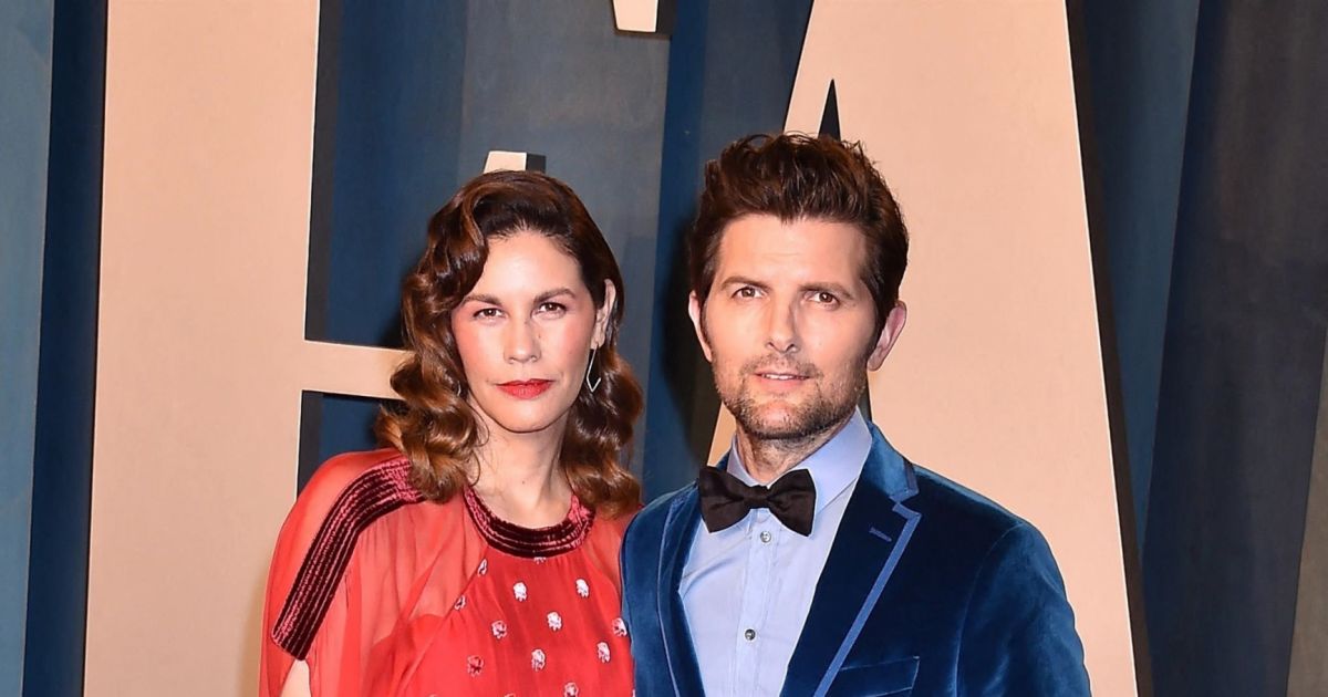 Adam Scott et Naomi Sablan au photocall de la soirée Vanity Fair lors ...