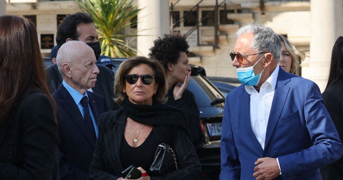 Roger Choukroun et sa compagne - Obsèques de la chanteuse Régine au ...