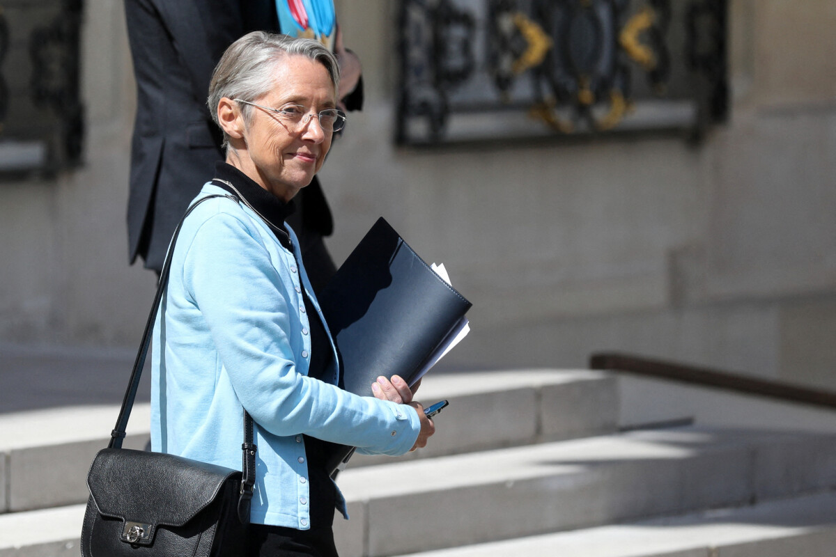 Photo : Elisabeth Borne, premier ministre à la sortie du conseil des ministres, au palais de l ...