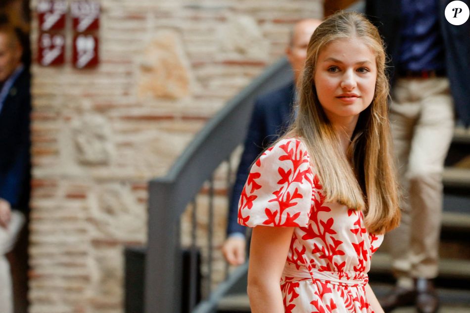 La princesse Leonor et l'infante Sofia d'Espagne visitent le théâtre ...