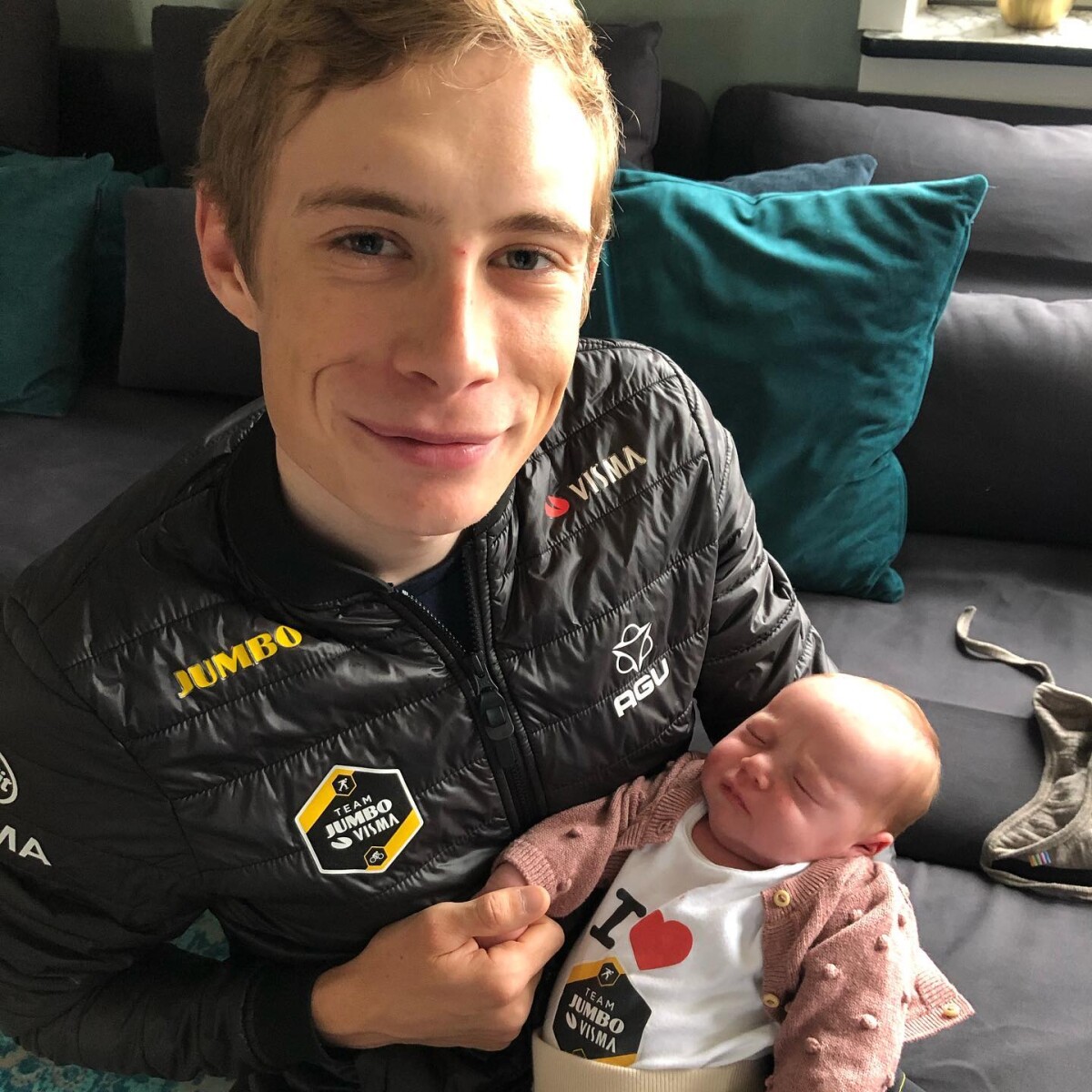 Photo : Jonas Vingegaard avec sa compagne Trine Hansen et leur fille ...