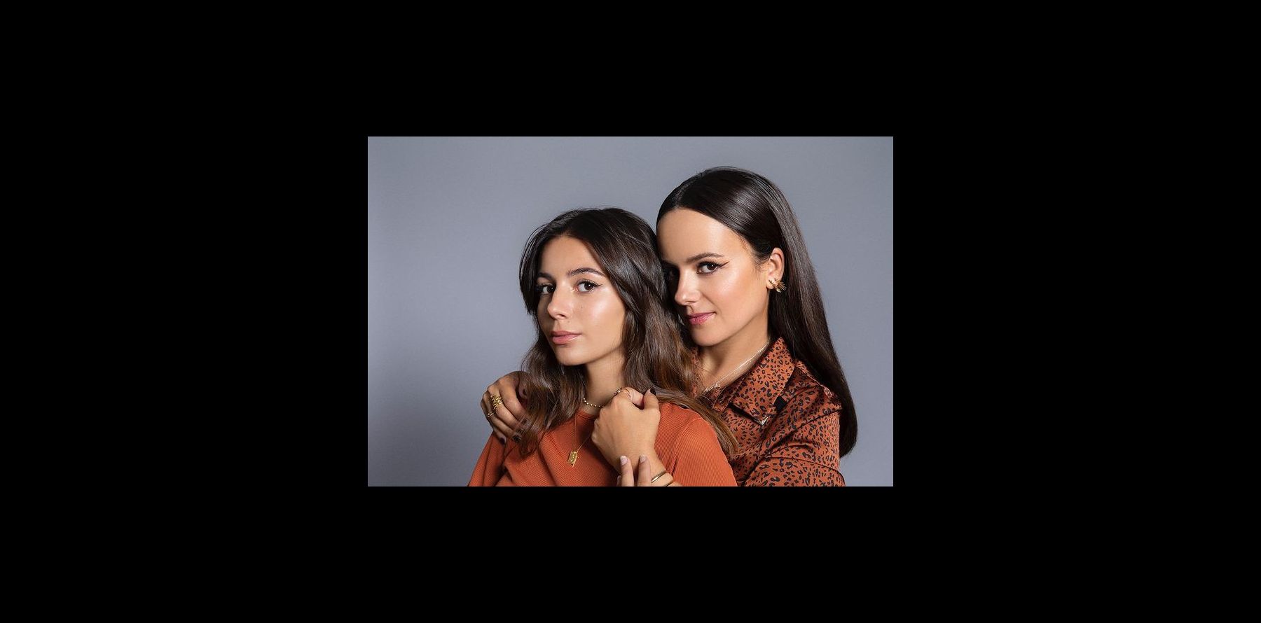 Alizée se dévoile radieuse avec un nouveau carré : été parfait, entouré ...