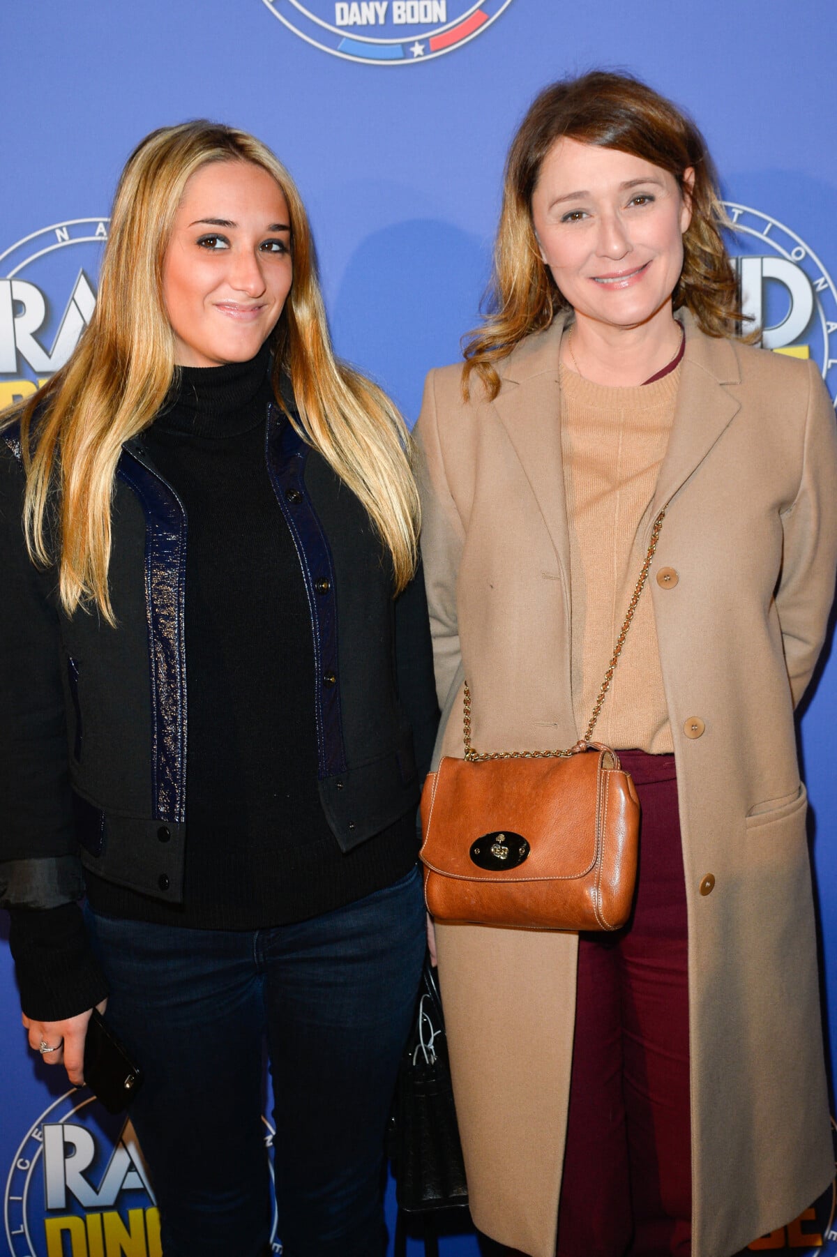 Photo : Daniela Lumbroso avec sa fille lors de l'avant-première du film "Raid Dingue" au cinéma ...