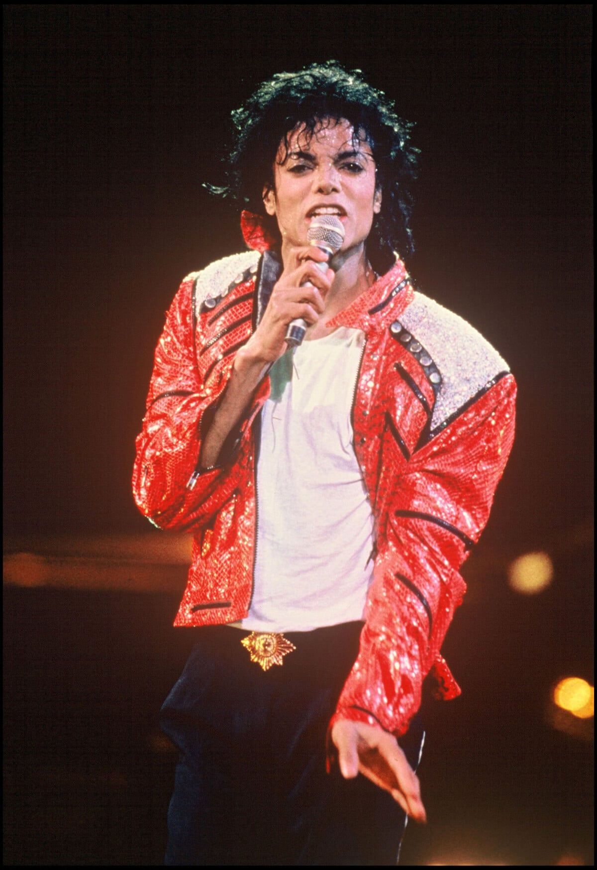 Photo : Michael Jackson en train d'interpréter "Thriller" en concert ...