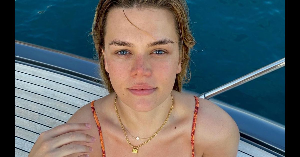 Camille Gottlieb : Décolleté vertigineux et outfit scintillant, elle se ...