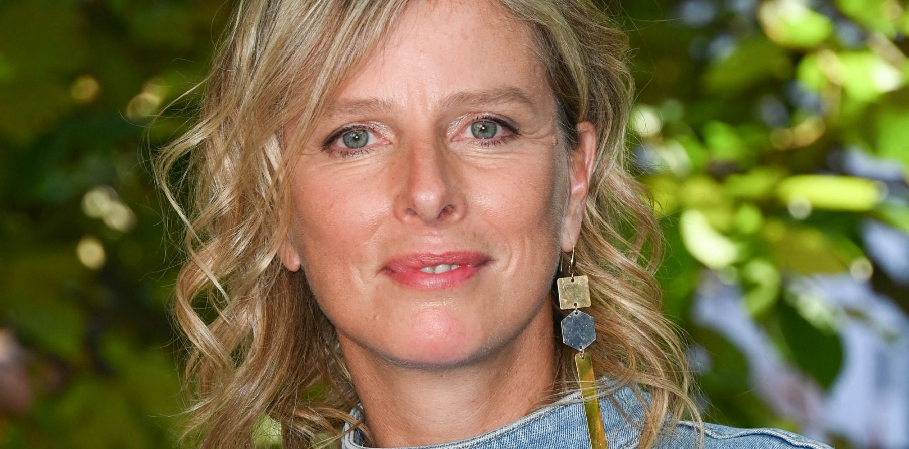 Karin Viard : Mini-robe et chaussures léopard, la jeune mariée dévoile ...