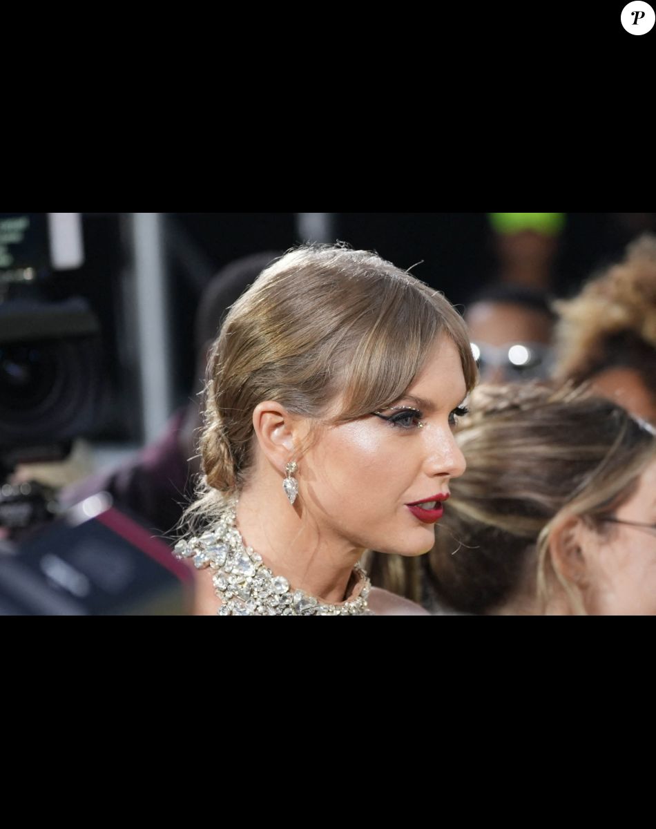 Taylor Swift étonne avec une robe en cristal très osée aux MTV Video ...