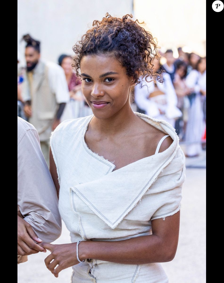 Tina Kunakey, fesses bombées dans un micro maillot, elle profite de la ...