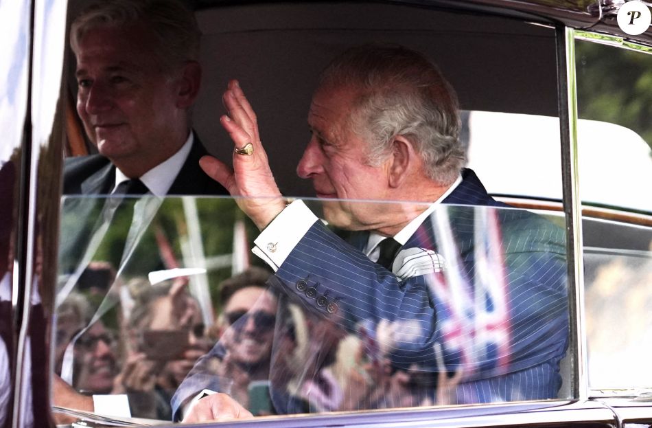 Le roi Charles III d'Angleterre salue la foule à son arrivée au palais ...