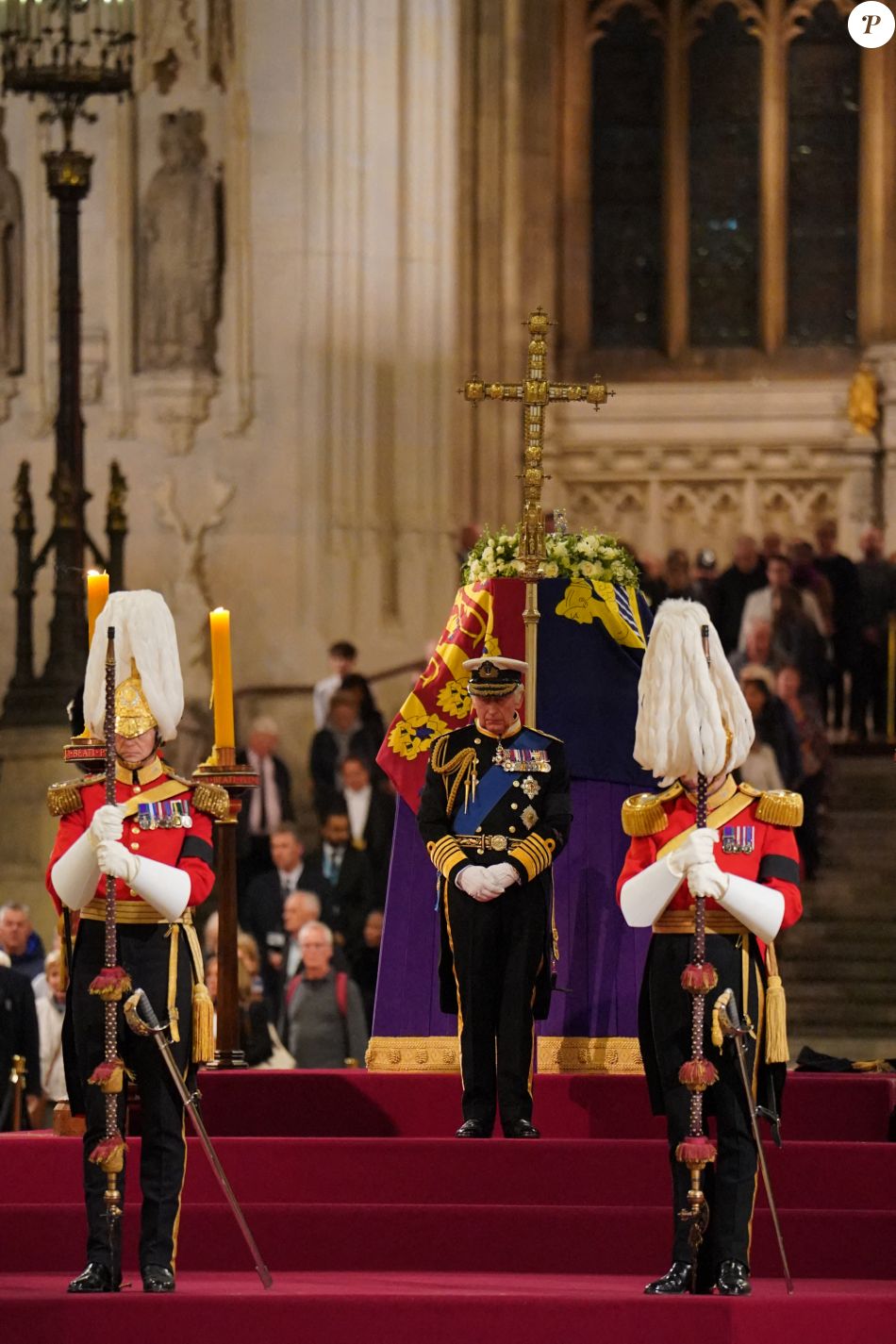 Le roi Charles III organise une veillée au côté du cercueil de la reine ...