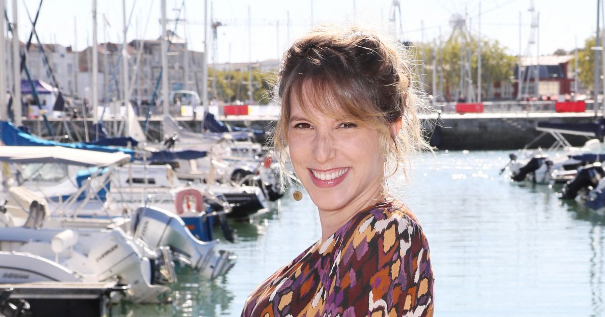 Léa François (enceinte) au photocall de la série Plus belle la vie lors ...