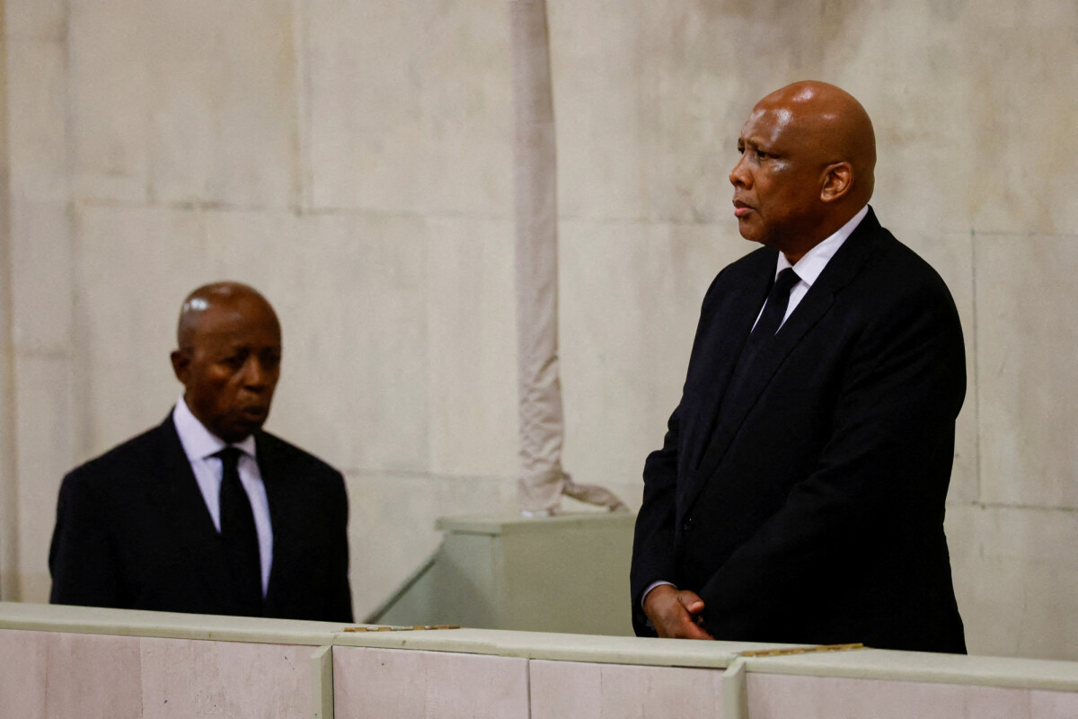 Photo : Le roi du Lesotho, Letsie III devant le catafalque de la reine ...
