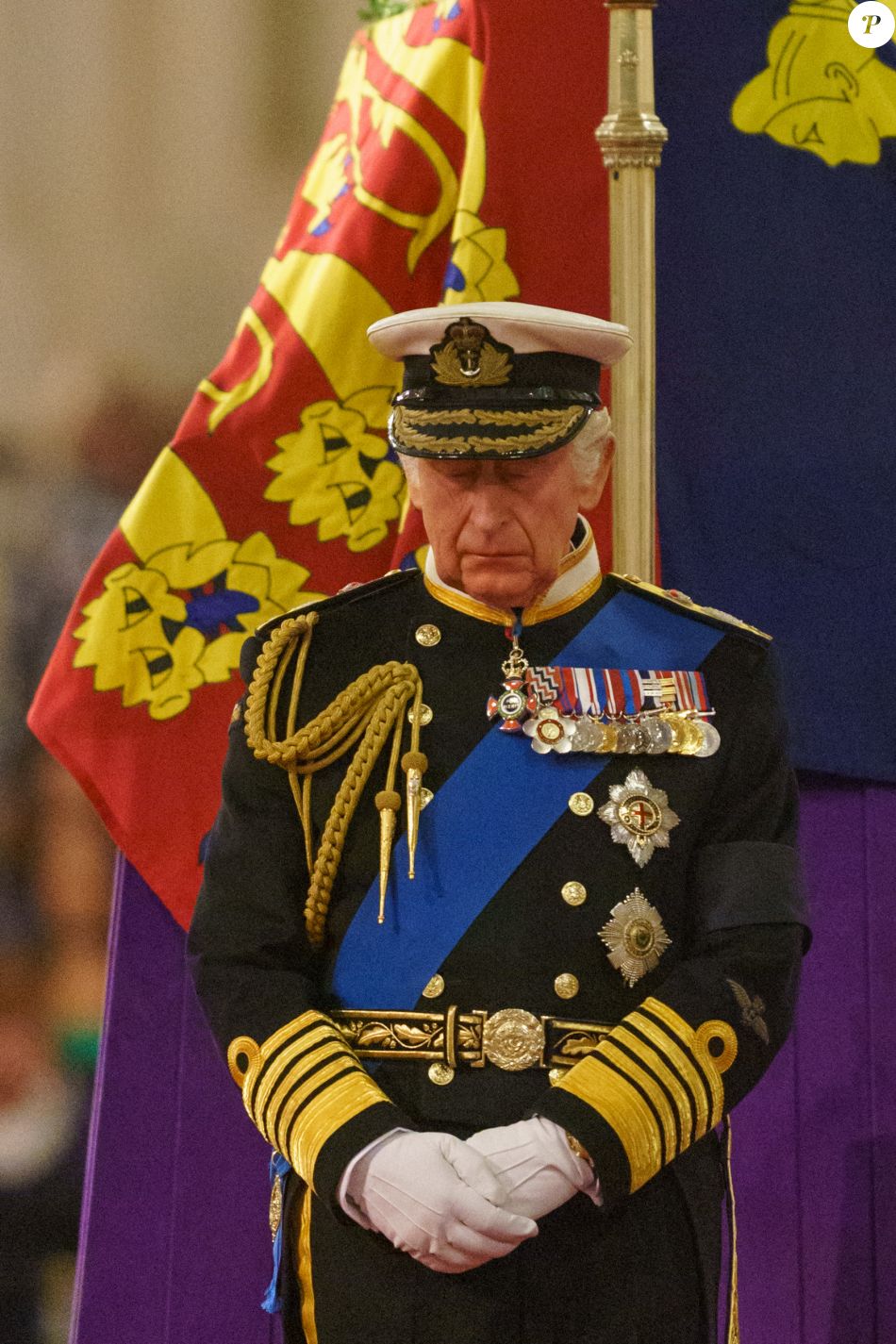 Le roi Charles III organise une veillée au côté du cercueil de la reine Elizabeth II d ...