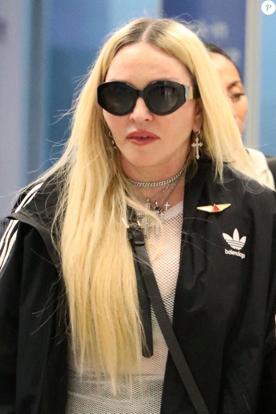 Madonna et son fils David Banda, 16 ans, arrivent à l'aéroport JFK à ...