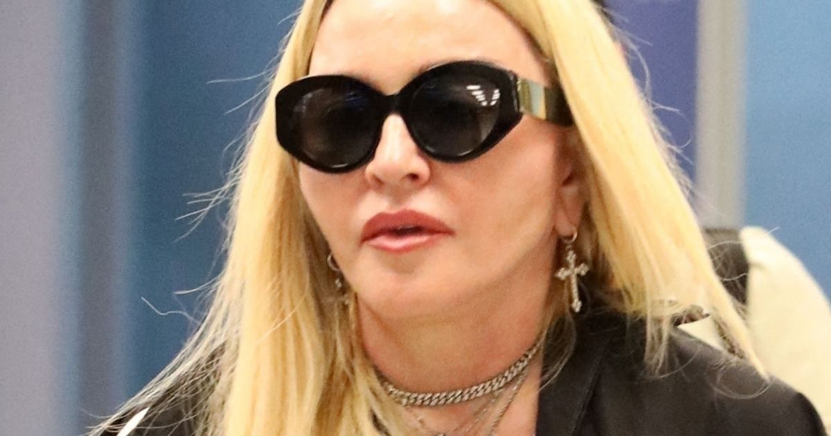 Madonna et son fils David Banda, 16 ans, arrivent à l'aéroport JFK à ...