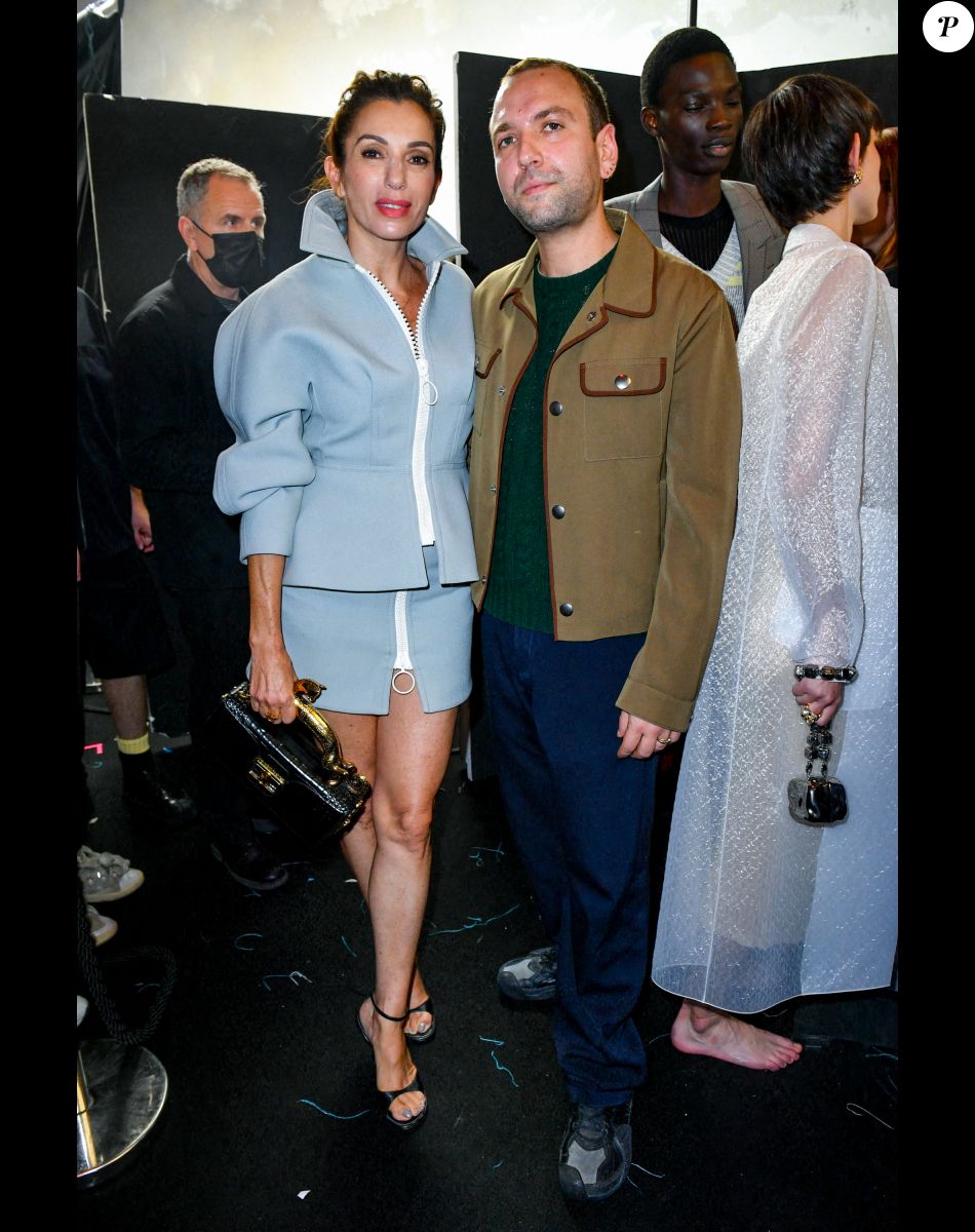 Lena Situations avec une tresse interminable face à Aure Atika, dévoilant ses sublimes jambes à ...