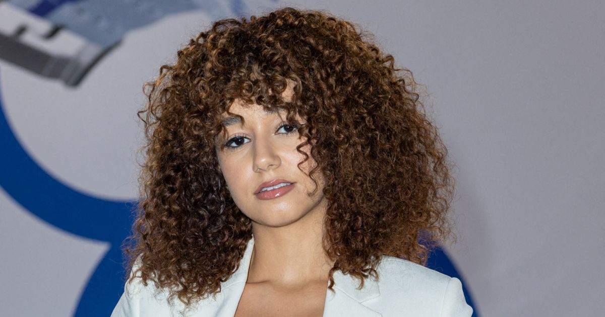 Léna Situations low-cut to the navel for a car evening, Bernard Arnault ...