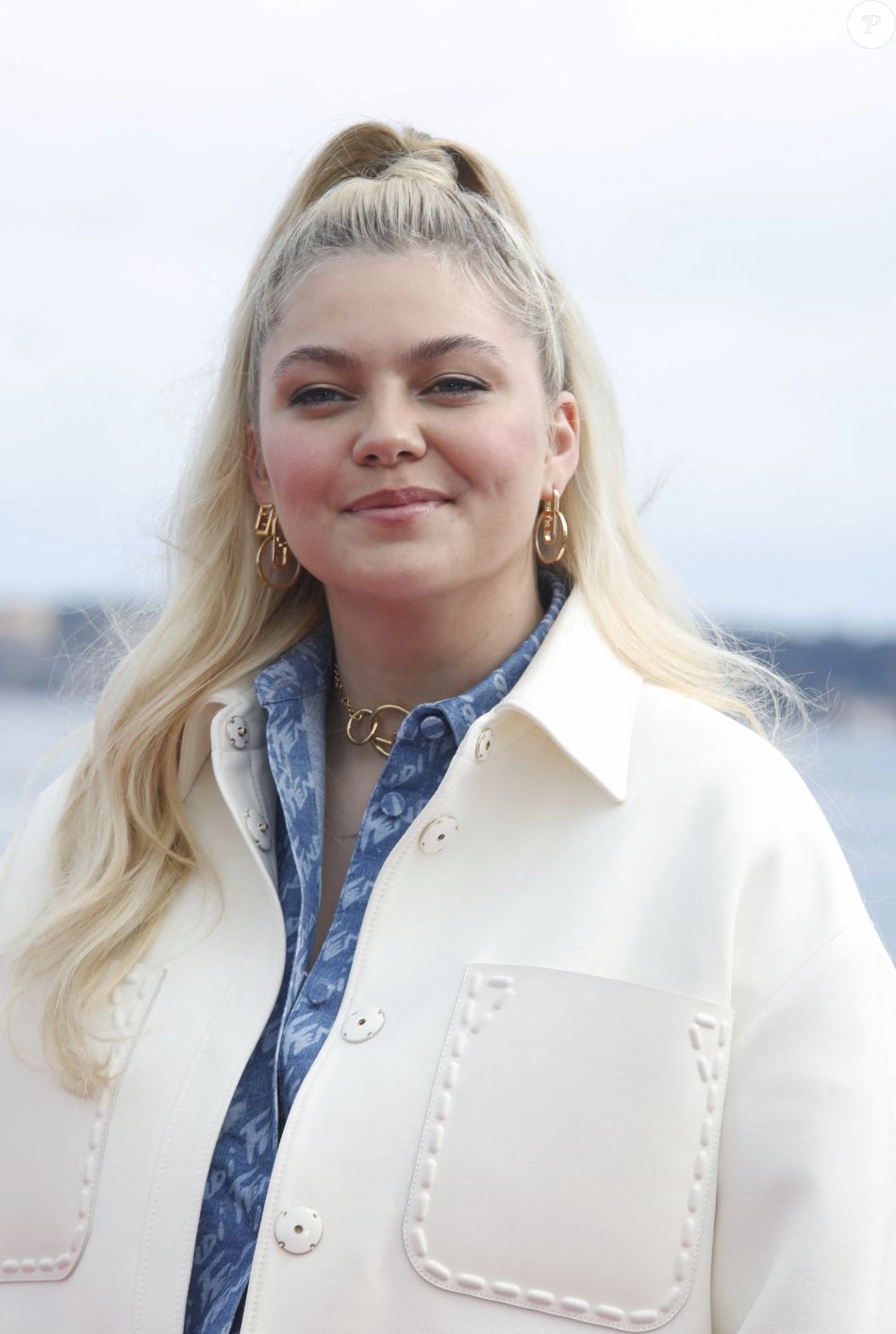Louane Emera - Photocall de la série Visions lors de la 5ème saison du ...