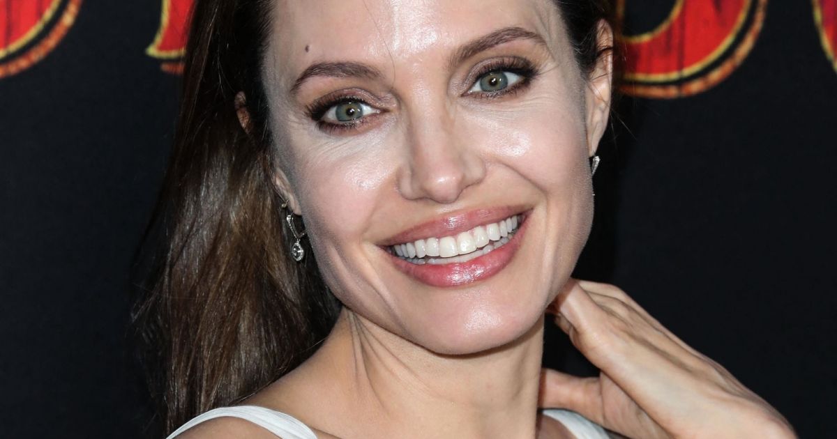 Angelina Jolie porte une robe Atelier Versace à l'avant première ...