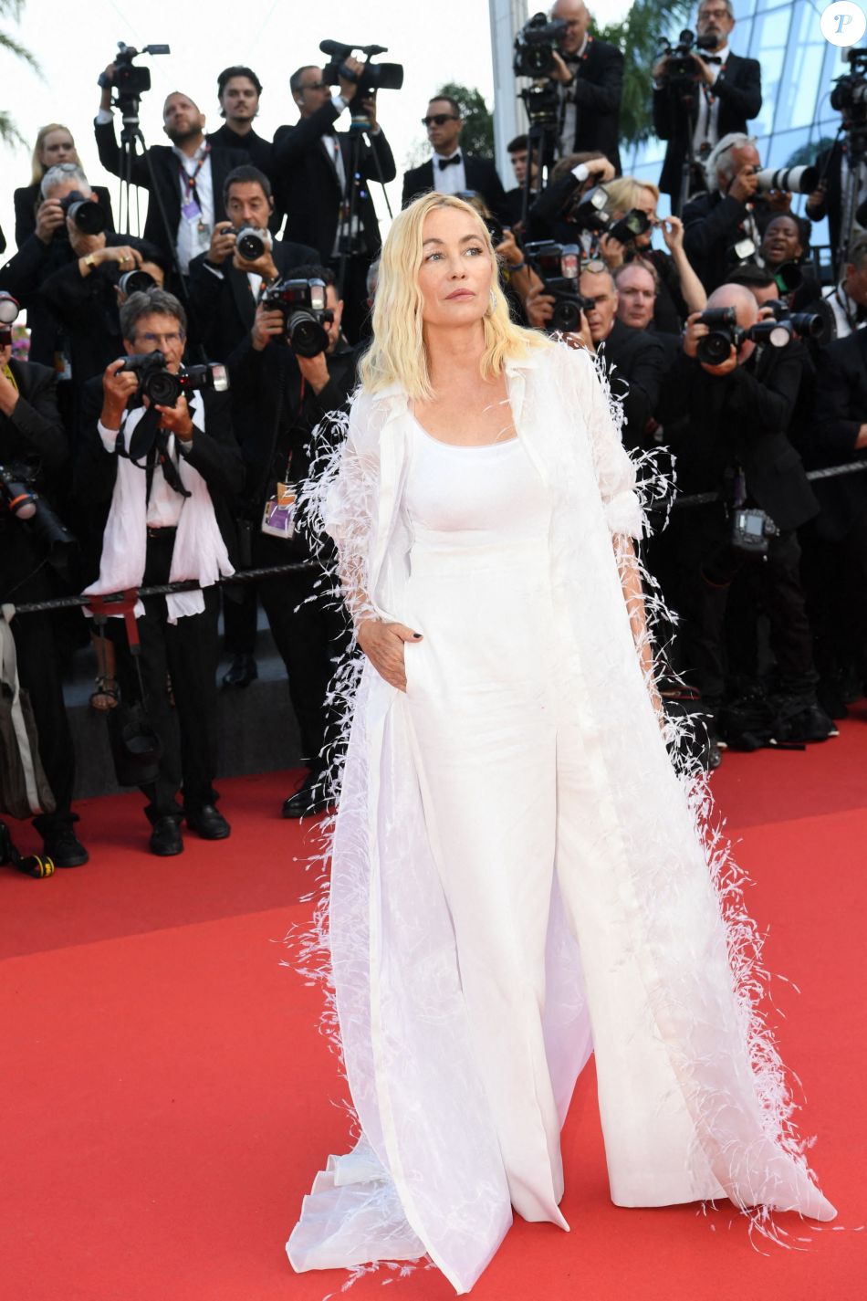 Emmanuelle Béart à la montée des marches de Elvis lors du 75ème ...